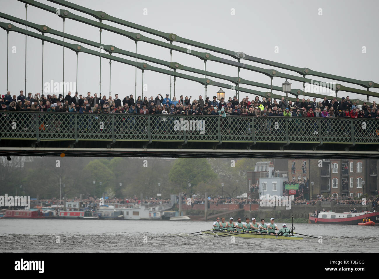 Cambridge approach hammersmith bridge hi-res stock photography and ...