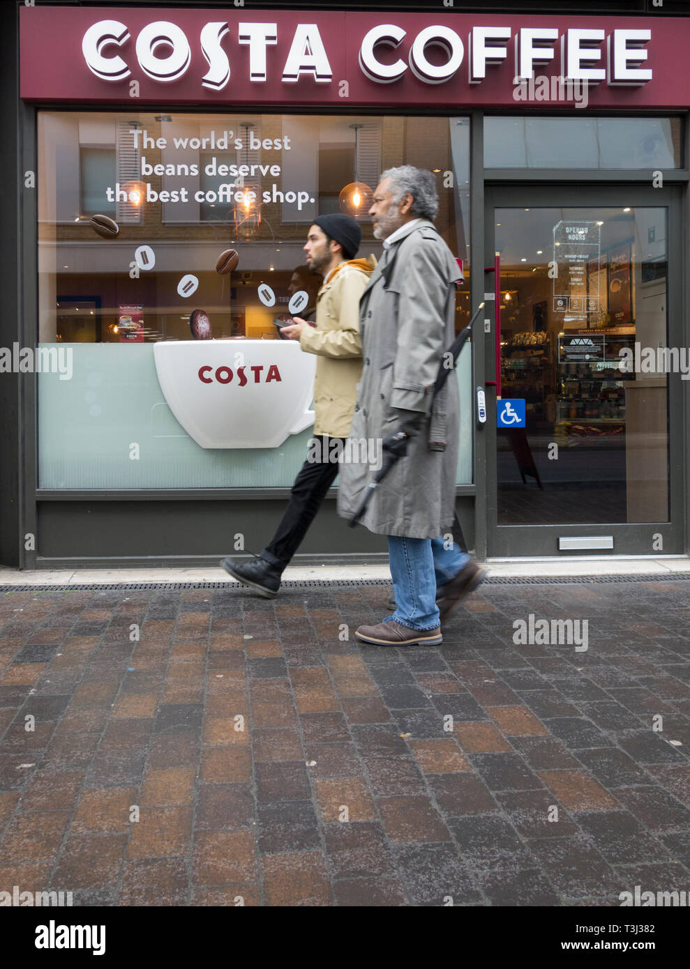 Costa Coffee outlet in Southwark, London, UK Stock Photo - Alamy
