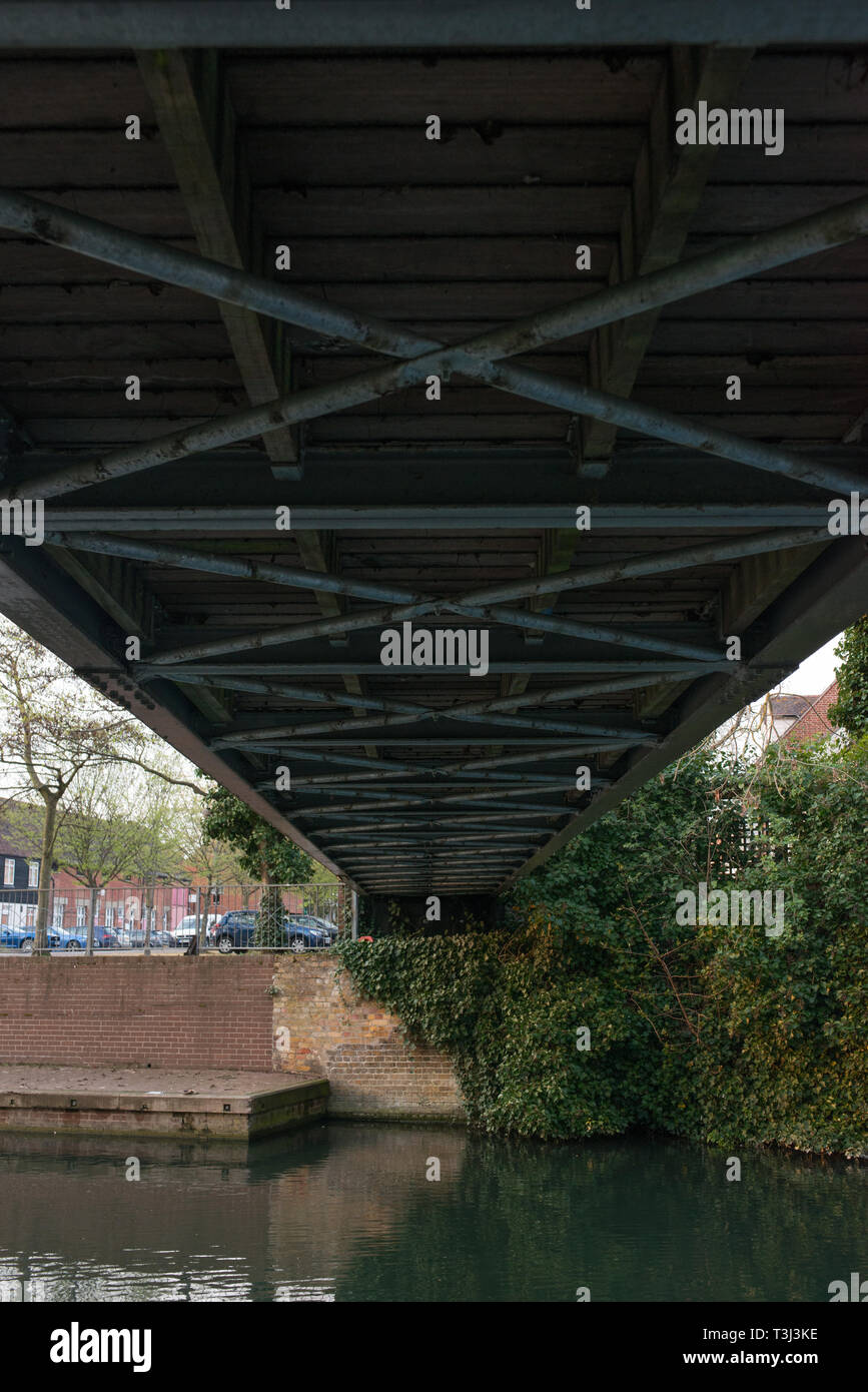 Pratt truss structure hi-res stock photography and images - Alamy