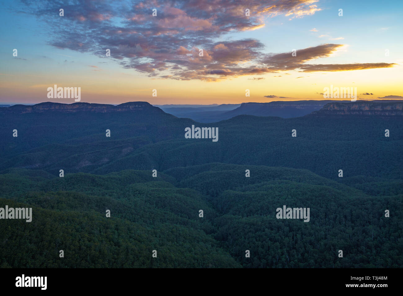 sunset at three sisters lookout, blue mountains national park ...