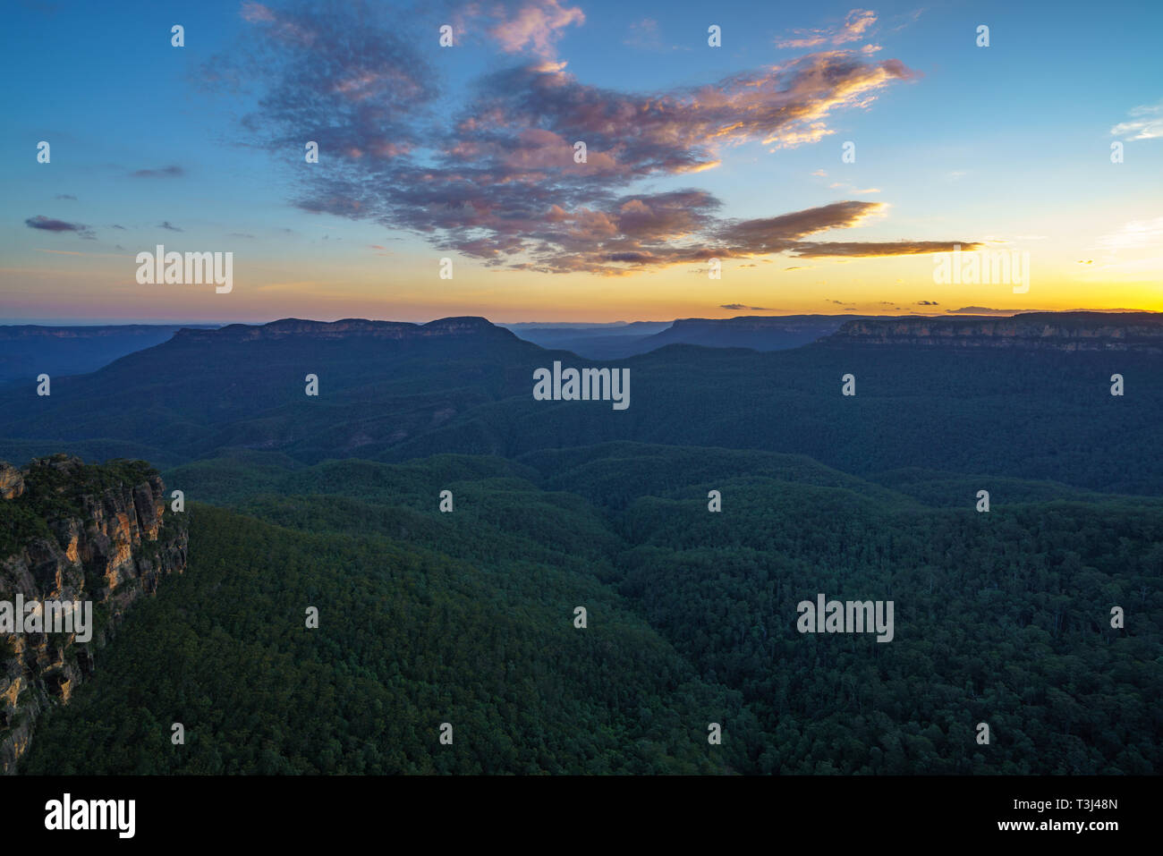 sunset at three sisters lookout, blue mountains national park ...