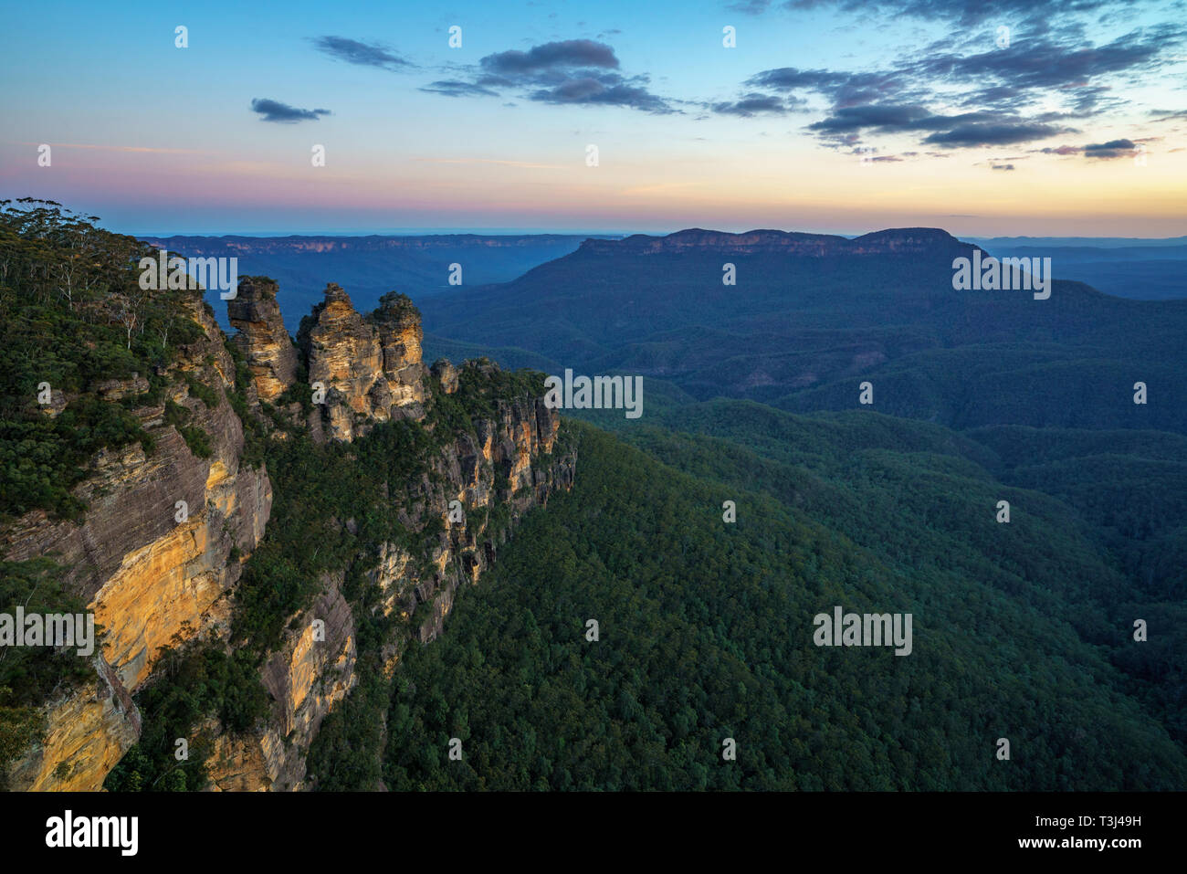 sunset at three sisters lookout, blue mountains national park ...