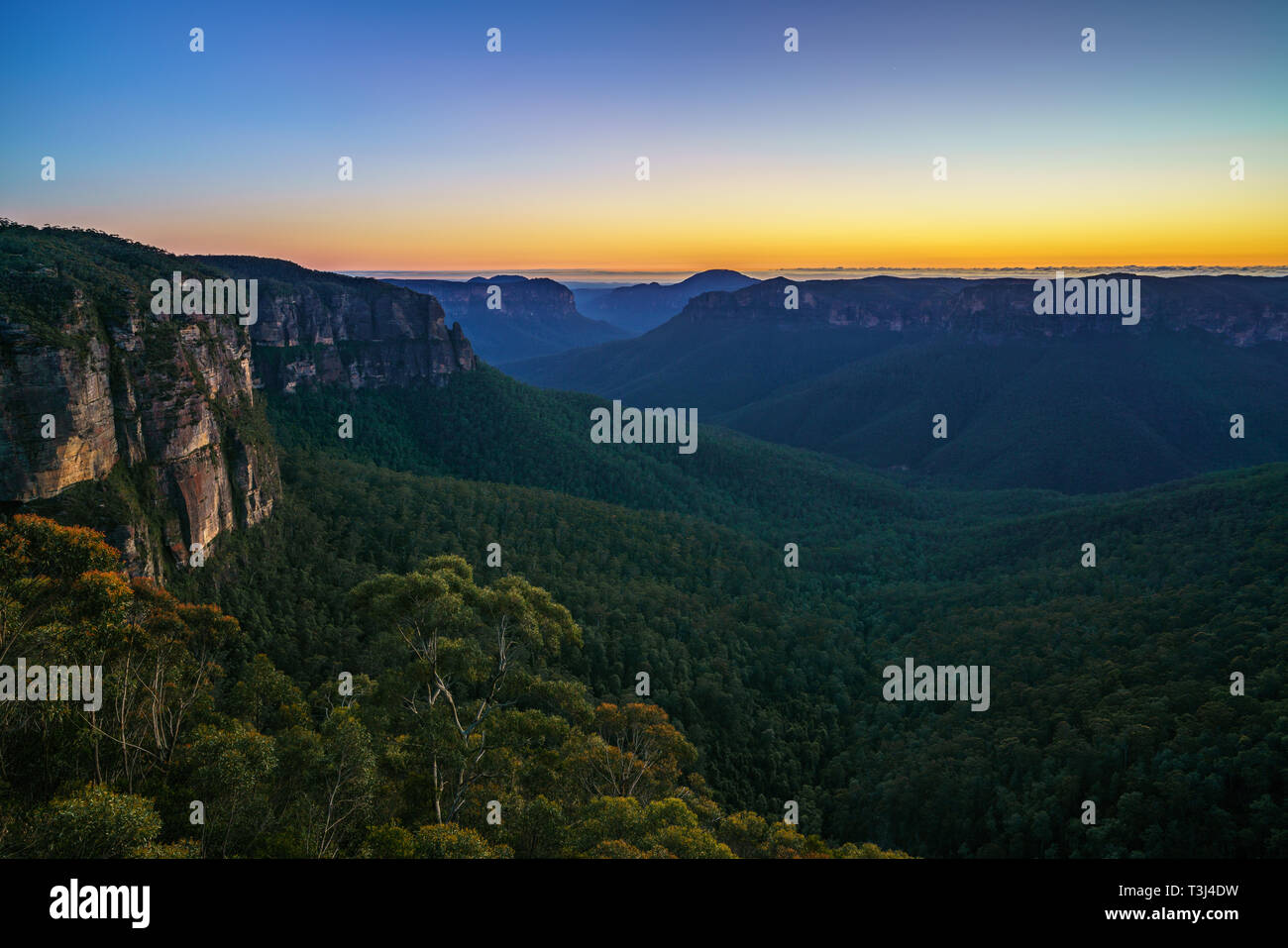 blue hour at govetts leap lookout, blue mountains national park ...