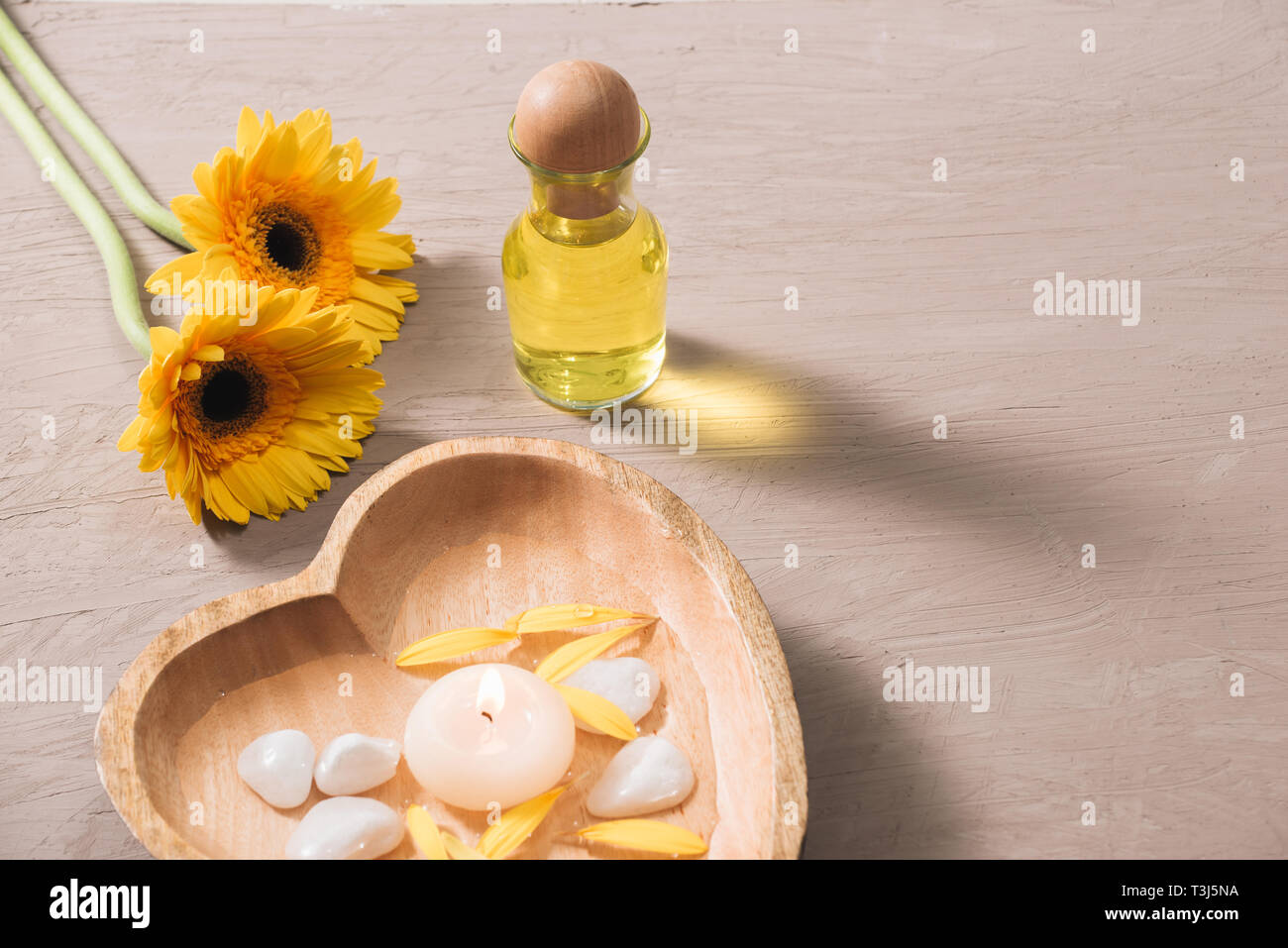 Flowers for spa. Spa composition with daisy flowers Stock Photo - Alamy