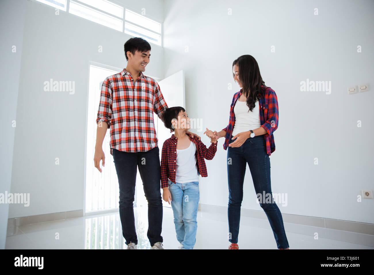 Family enter house kid hi-res stock photography and images - Alamy