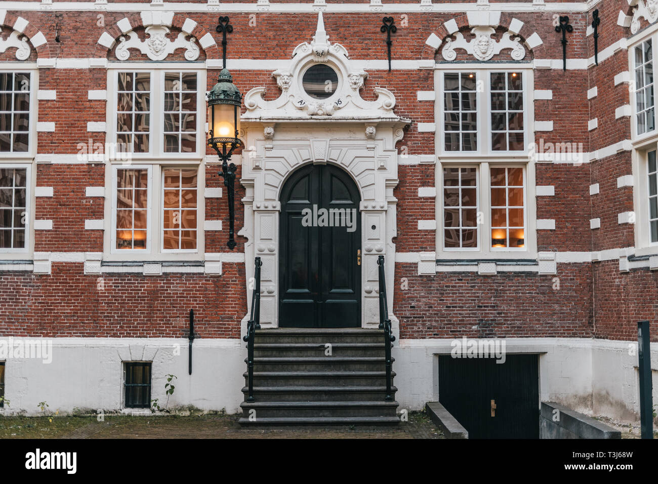 Dutch house red brick hi-res stock photography and images - Alamy