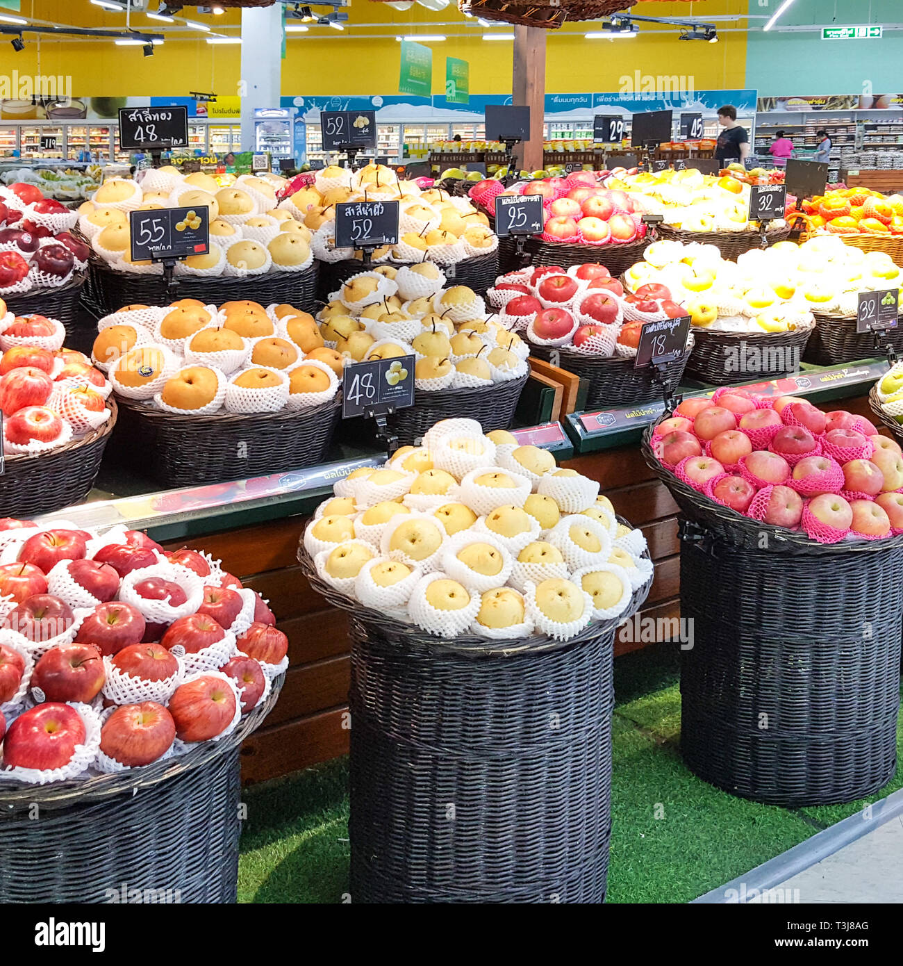 Supermarket fruit display hi-res stock photography and images - Alamy
