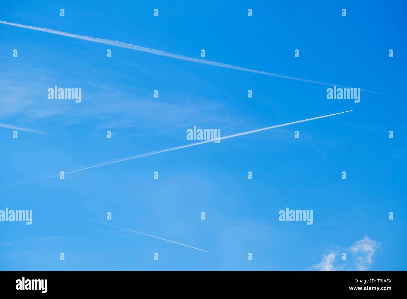 Airplanes contrail hi-res stock photography and images - Alamy