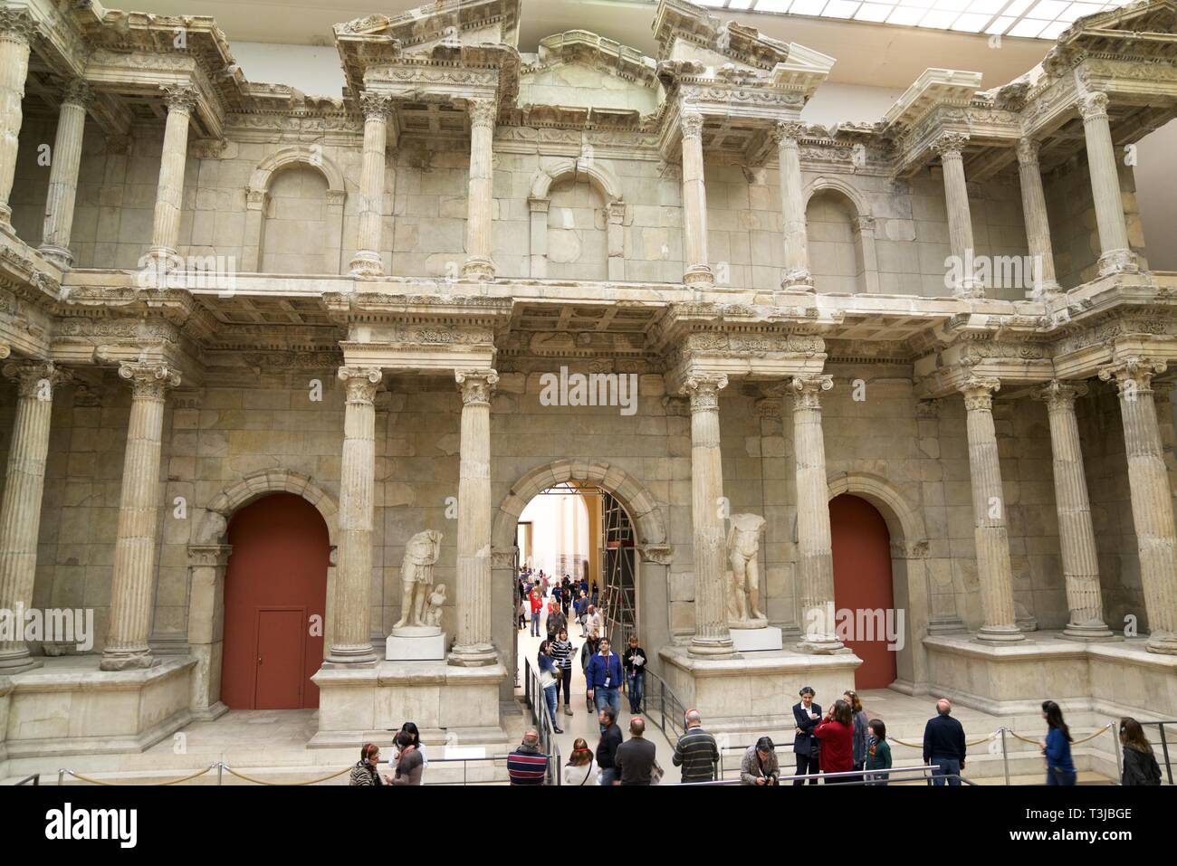 BERLIN, GERMANY - MARCH 25, 2016: Tourists visiting Market Gate of ...