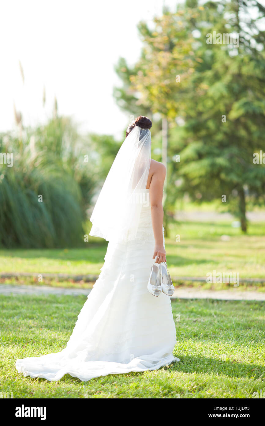 beautiful wedding bride with flowers on garden Stock Photo - Alamy