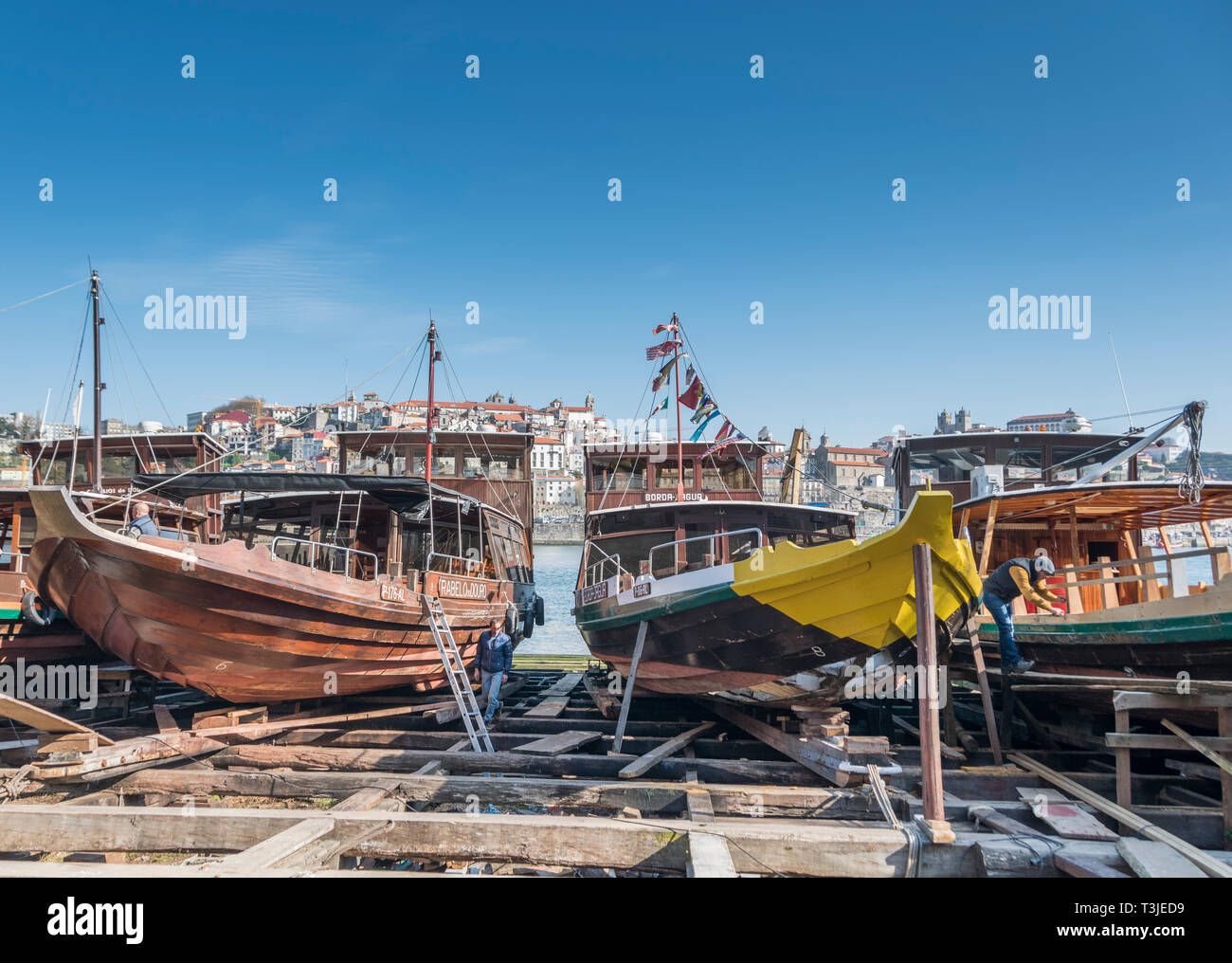 Traditional boats used to carry the precious cargo of barrels of port ...