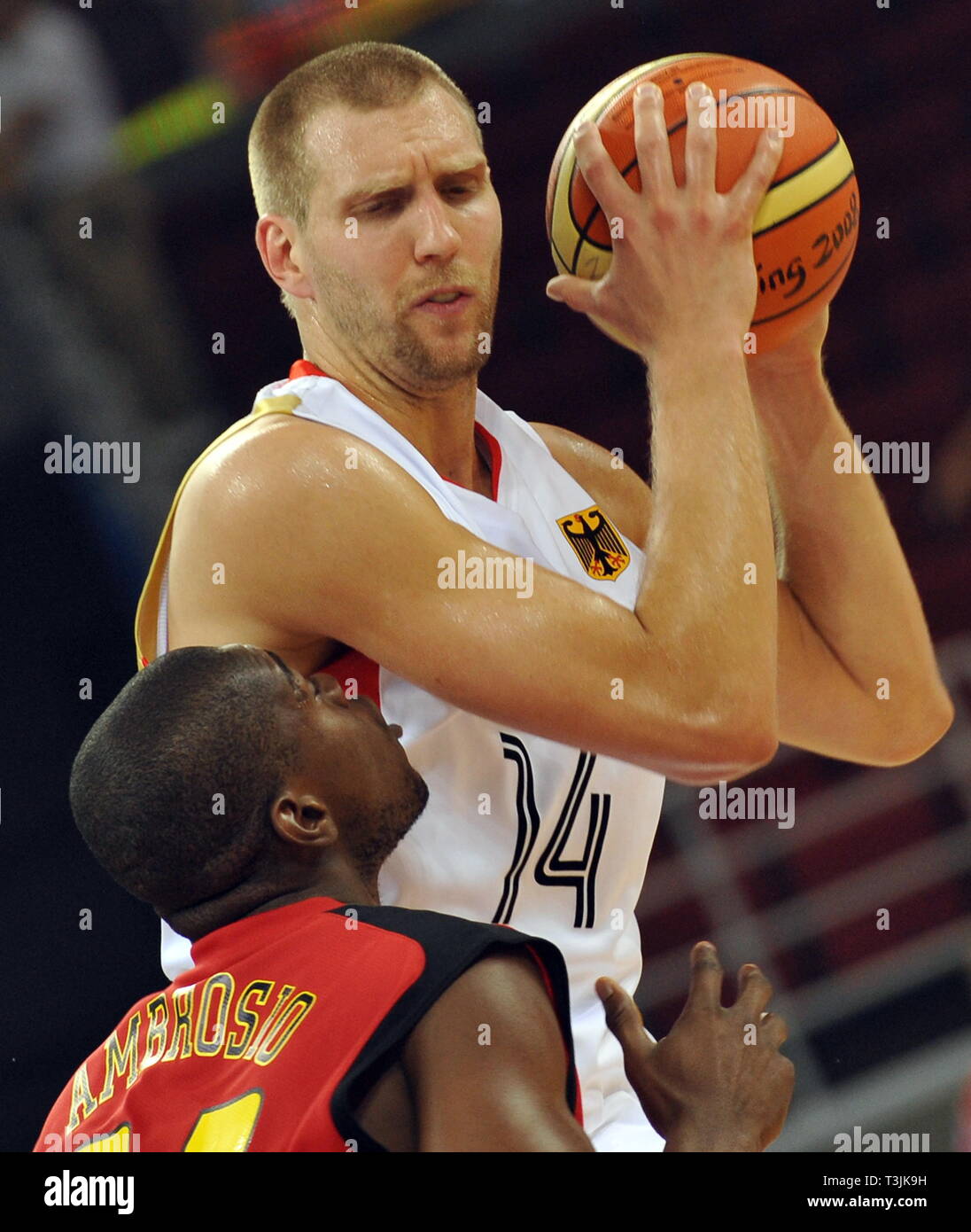 The German basketball player Dirk Nowitzki (top) vies with Felizardo ...
