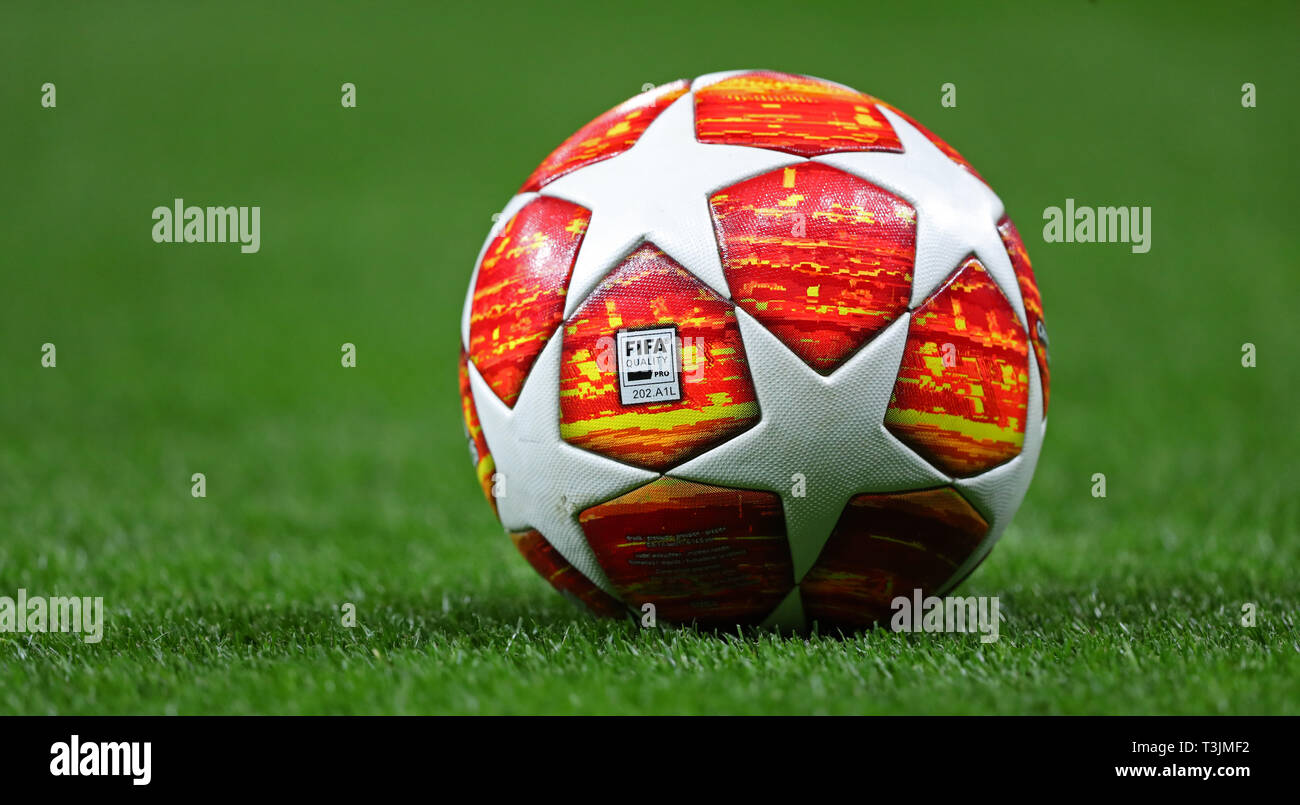 Tottenham hotspur badge hi-res stock photography and images - Alamy