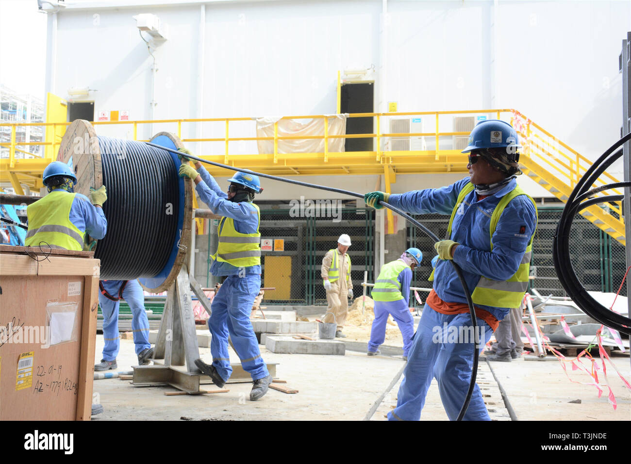 Al Ahmadi Governorate, Kuwait. 7th Apr, 2019. Employees of China ...