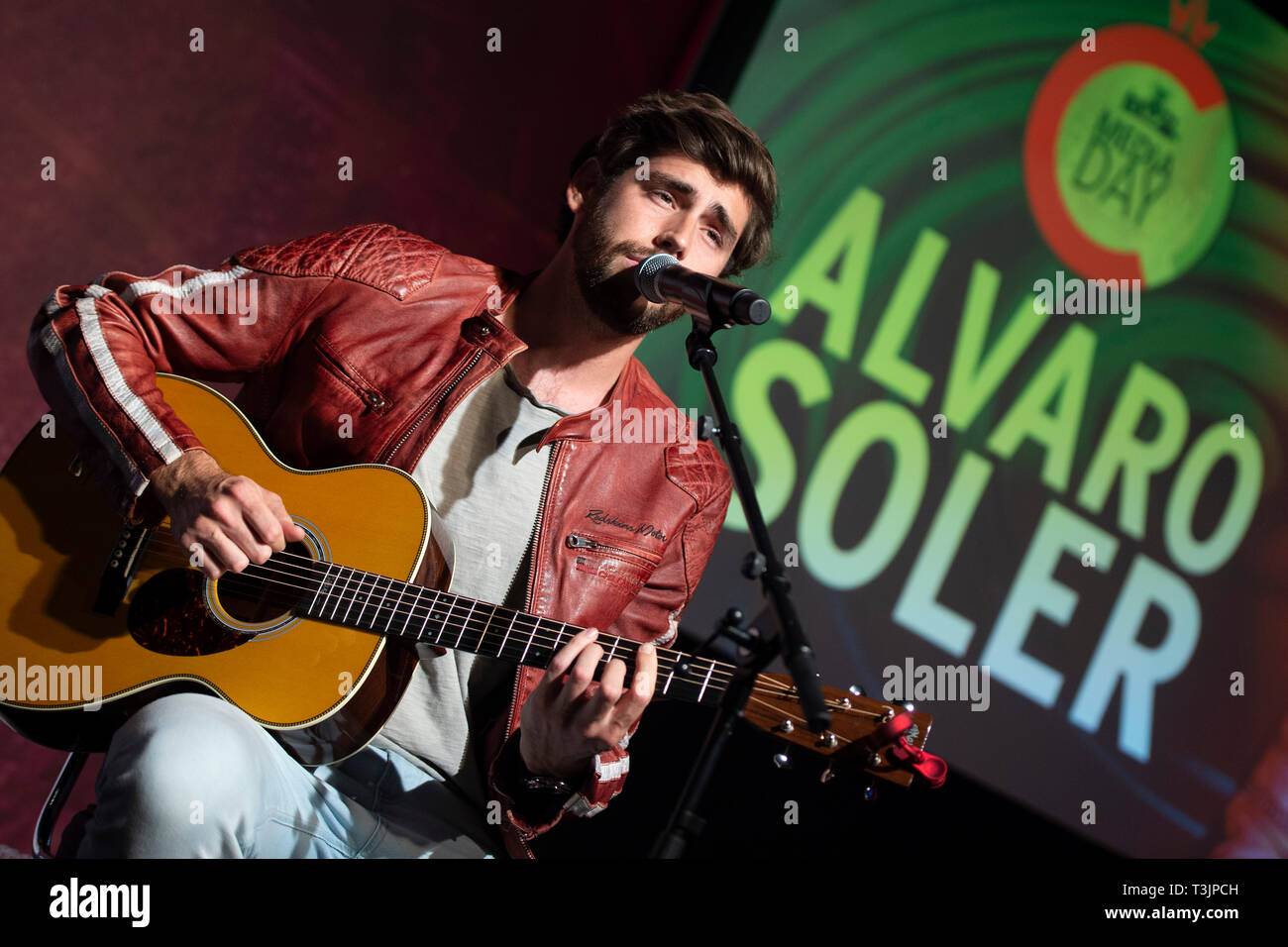 Oberhausen, Deutschland. 09th Apr, 2019. Alvaro SDOLER, Saenger ...