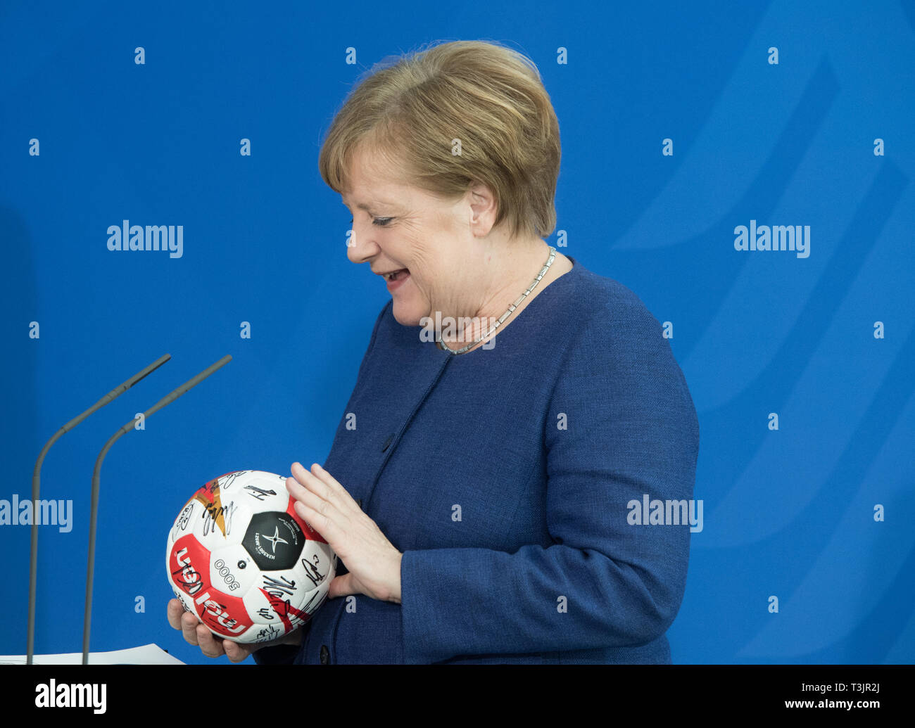 Signed ball hi-res stock photography and images - Alamy