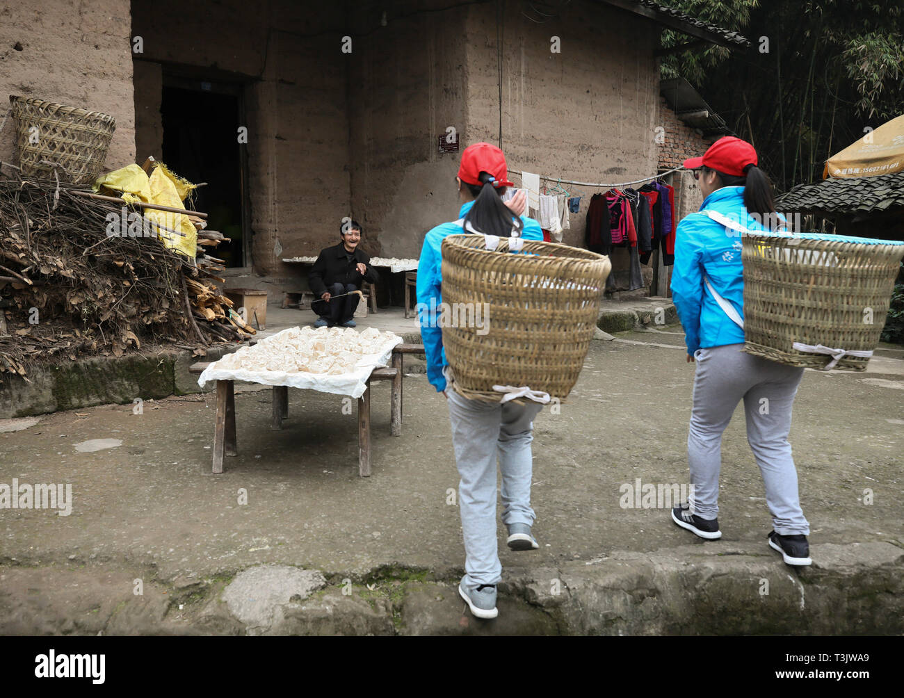 China villager at door hi-res stock photography and images - Alamy