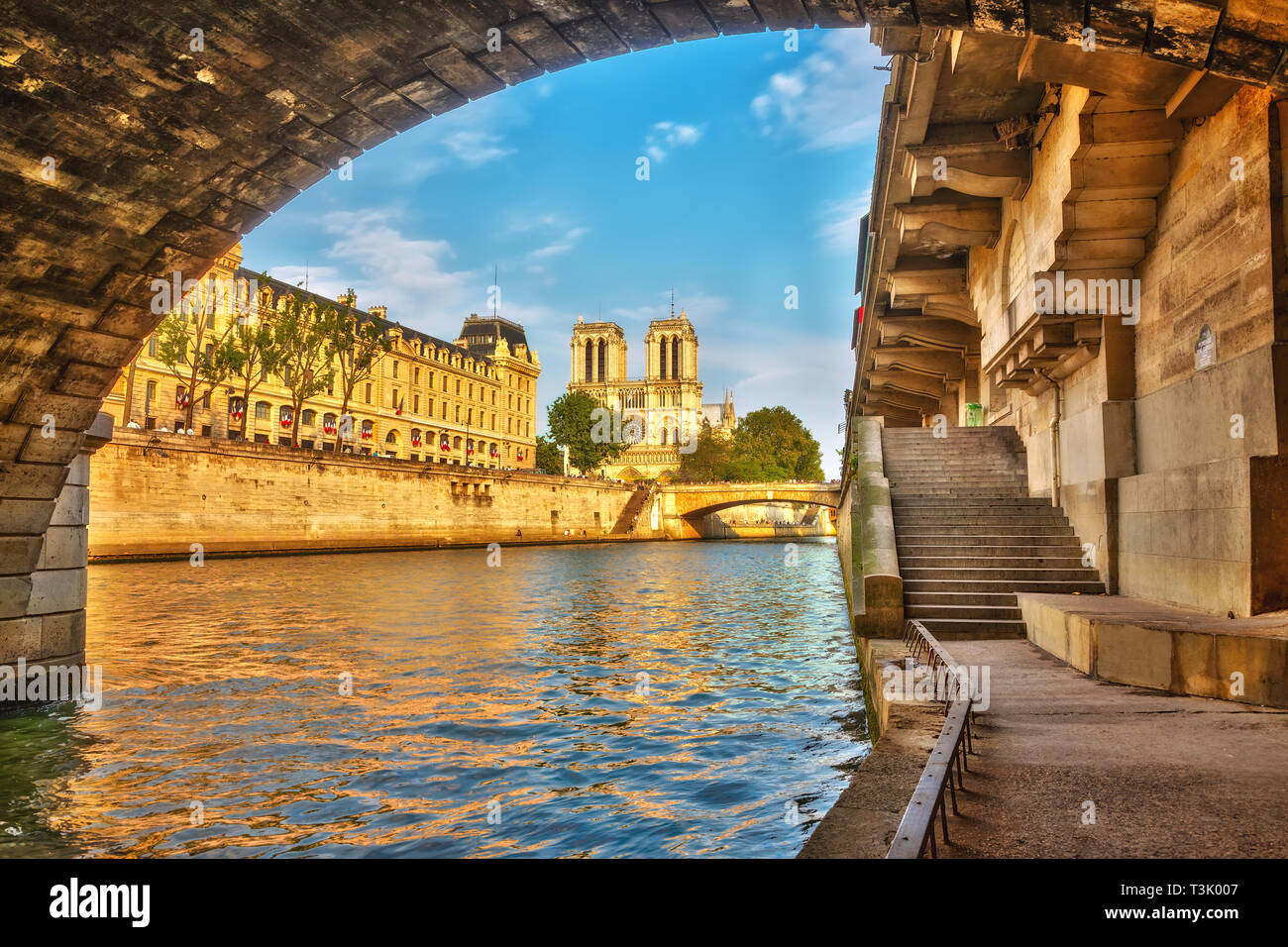 Notre dame bridge paris hi-res stock photography and images - Alamy