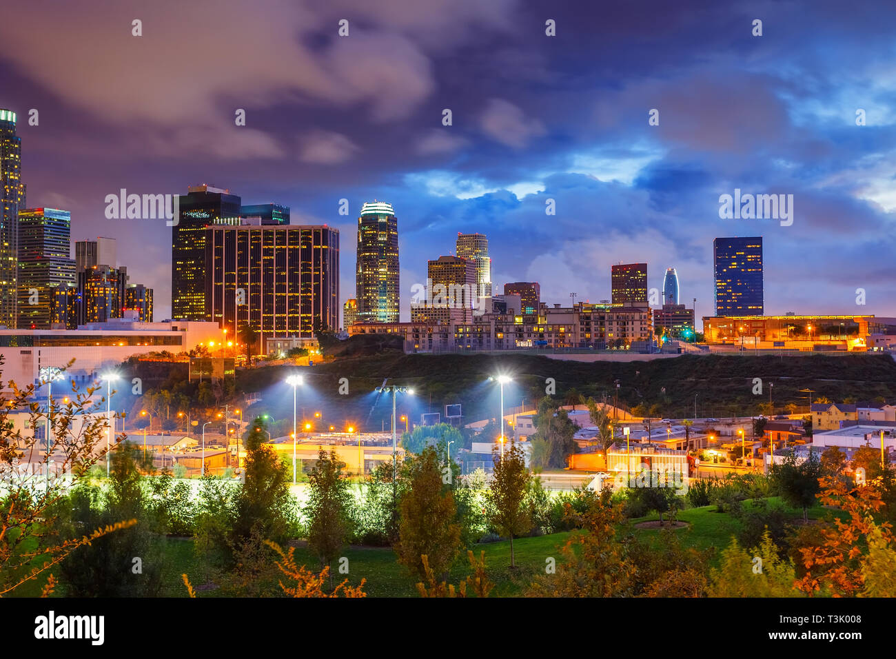 Los angeles skyline night hi-res stock photography and images - Alamy