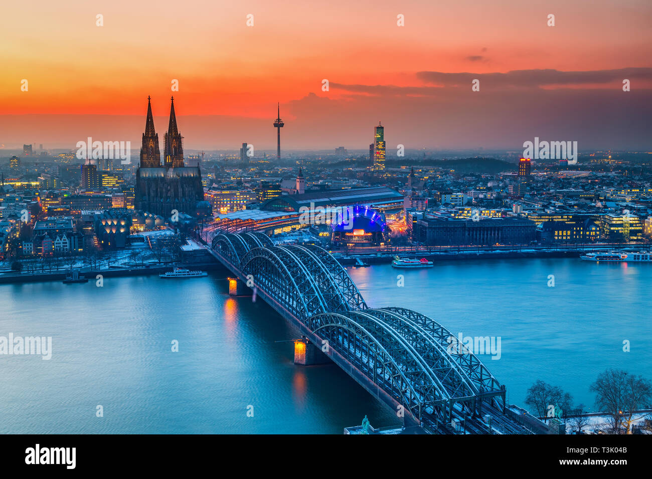 Night view gothic cologne cathedral hi-res stock photography and images ...
