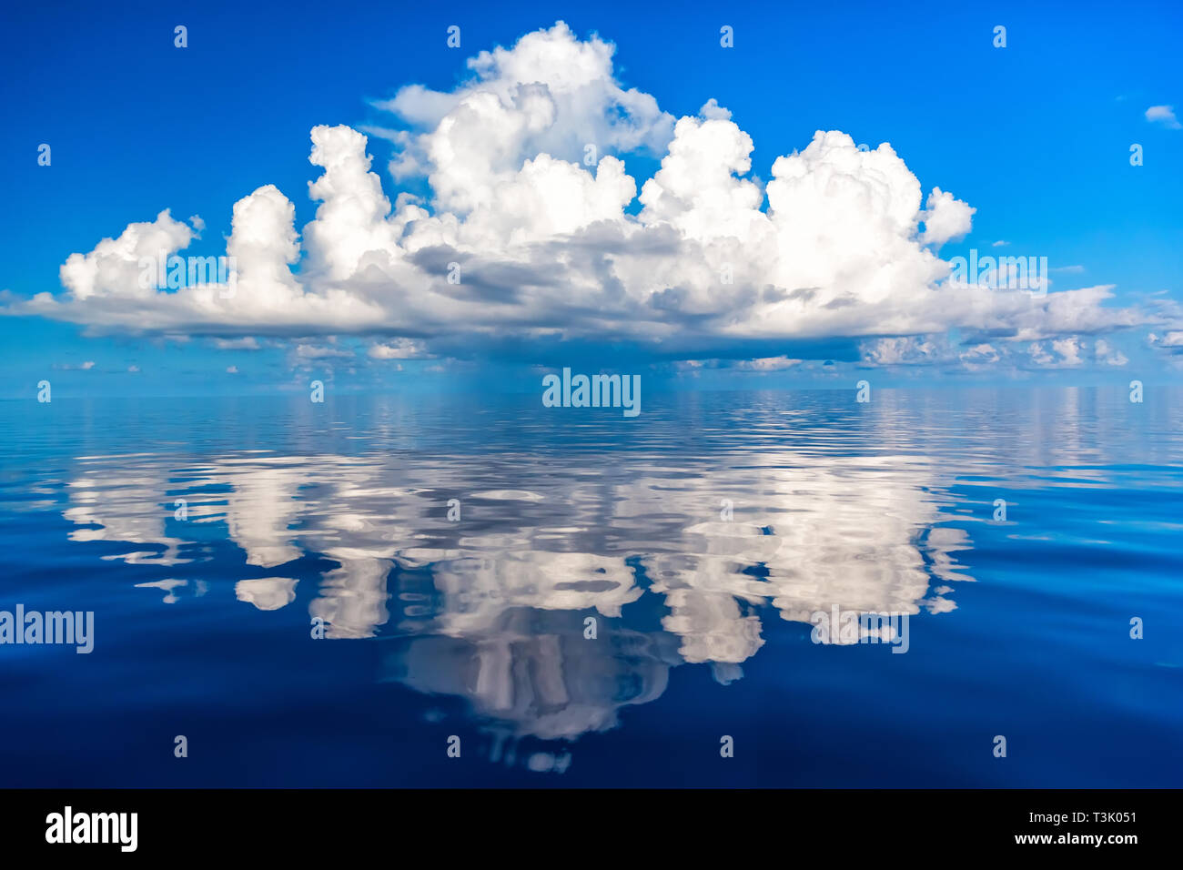 Clouds ocean tropical hi-res stock photography and images - Alamy