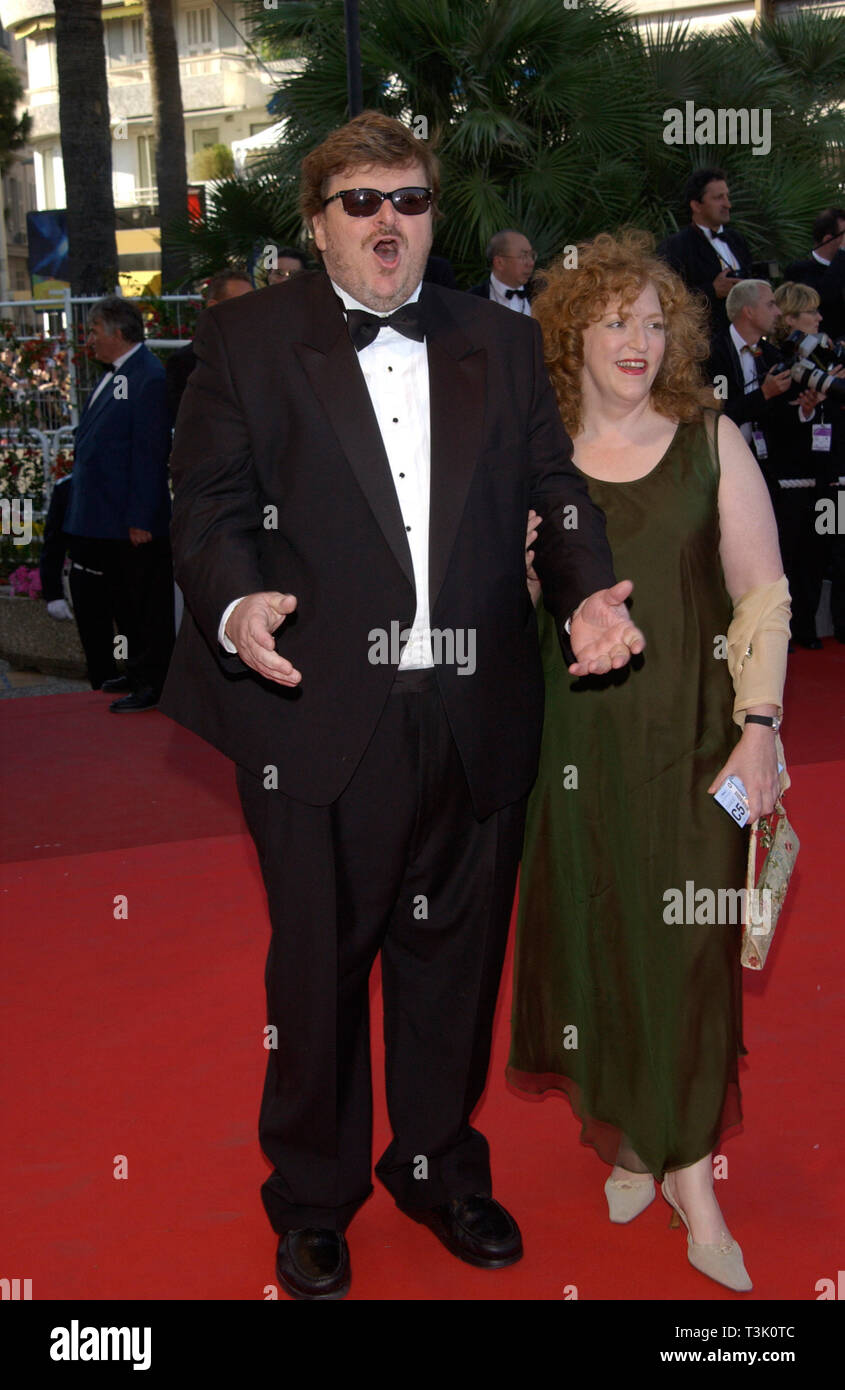 CANNES, FRANCE. May 26, 2002: Director MICHAEL MOORE at the Closing ...