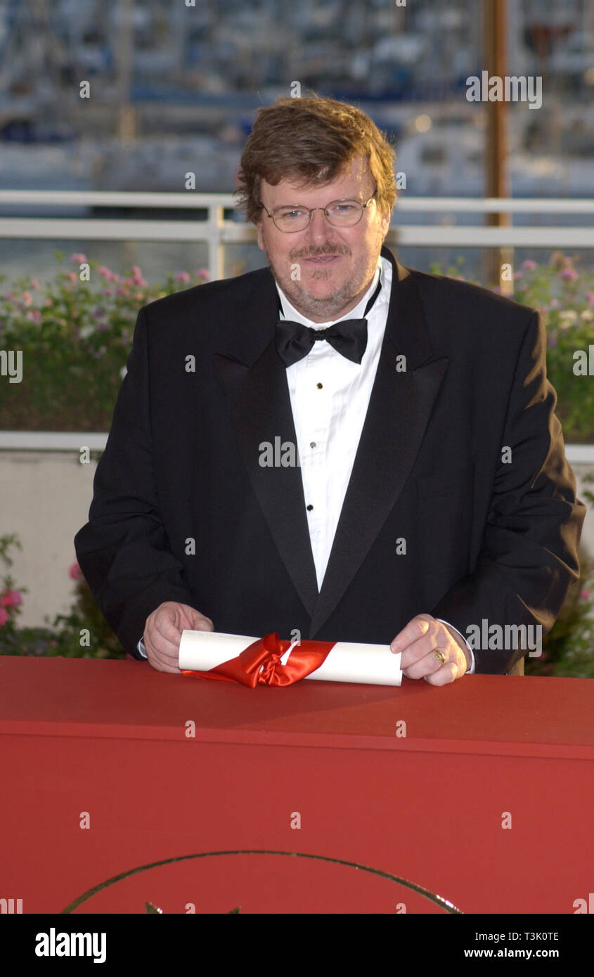 CANNES, FRANCE. May 26, 2002: Director MICHAEL MOORE at the Closing ...