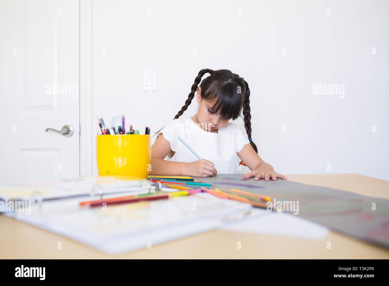 Girl making art hi-res stock photography and images - Alamy