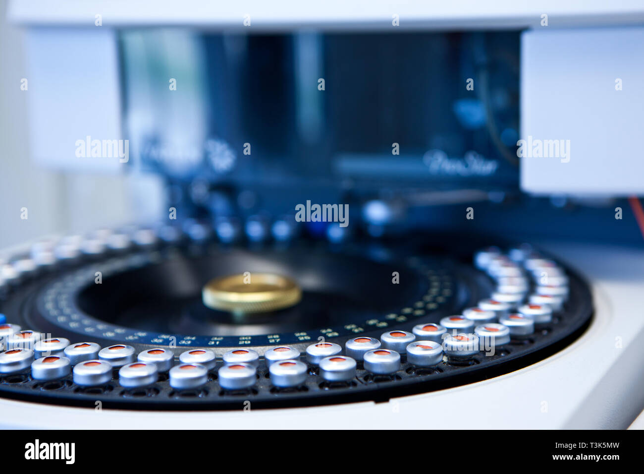 Crystal experiment hi-res stock photography and images - Alamy
