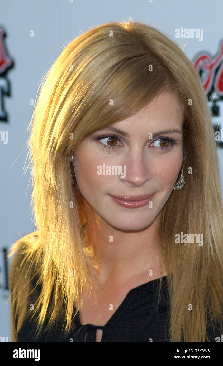 LOS ANGELES, CA. July 23, 2002: Actress JULIA ROBERTS at the Los ...
