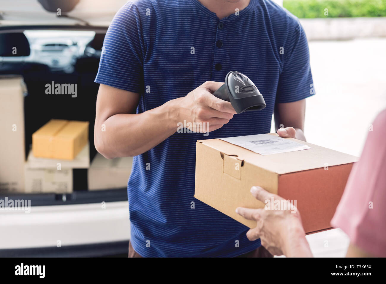 Shipment working delivery service concept, Messenger Leaving Parcel ...