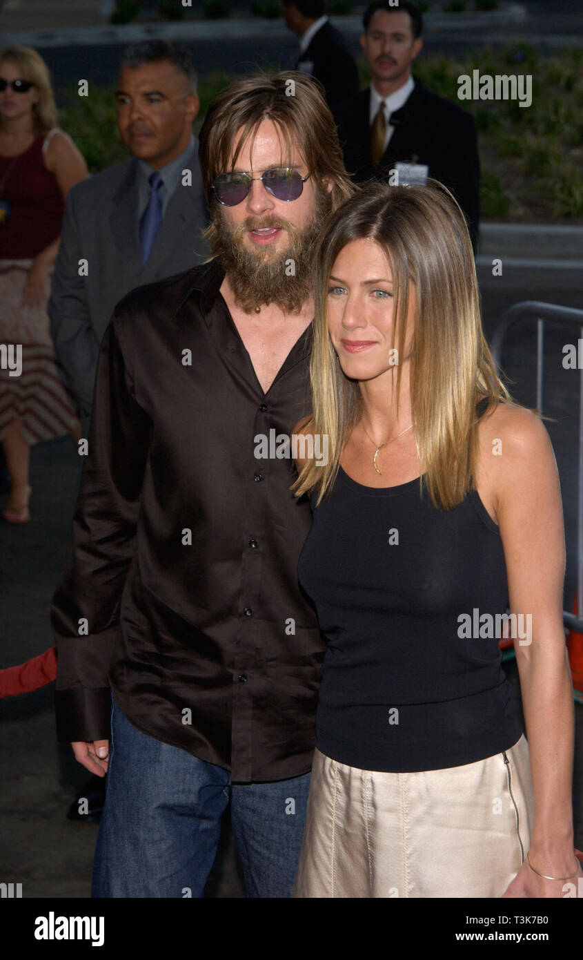 LOS ANGELES, CA. August 07, 2002: Actress JENNIFER ANISTON & actor ...