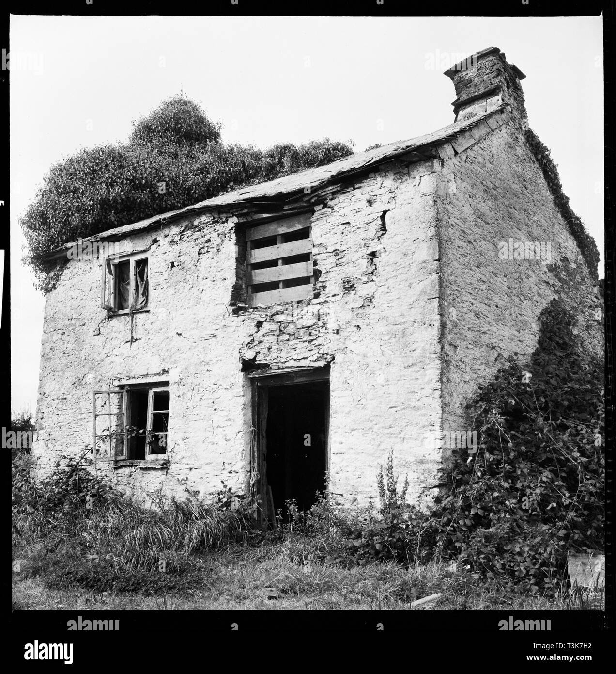 Photograph of ruined cottage hi-res stock photography and images - Alamy
