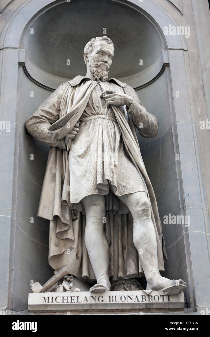 Statue of Michelangelo in the Portico degli Uffizi, Florence Stock ...