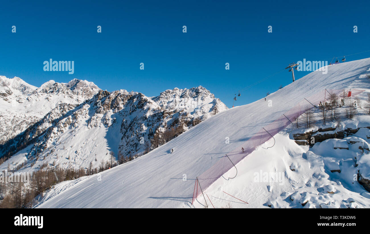 Holidays in Valtellina, Valmalenco ski resort. Skiers on the ski slope ...