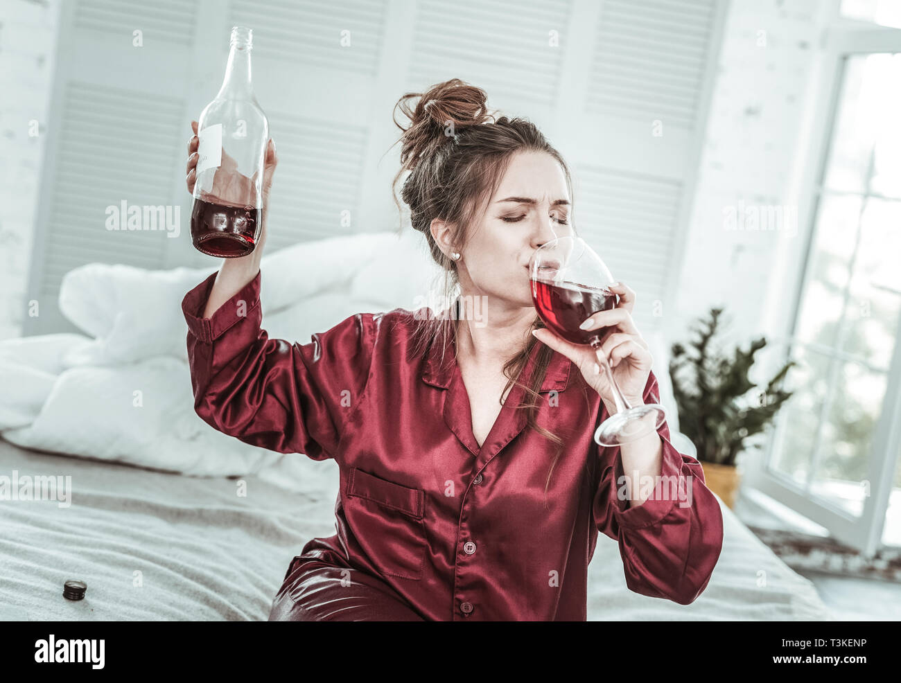 Red wine woman crying hi-res stock photography and images - Alamy
