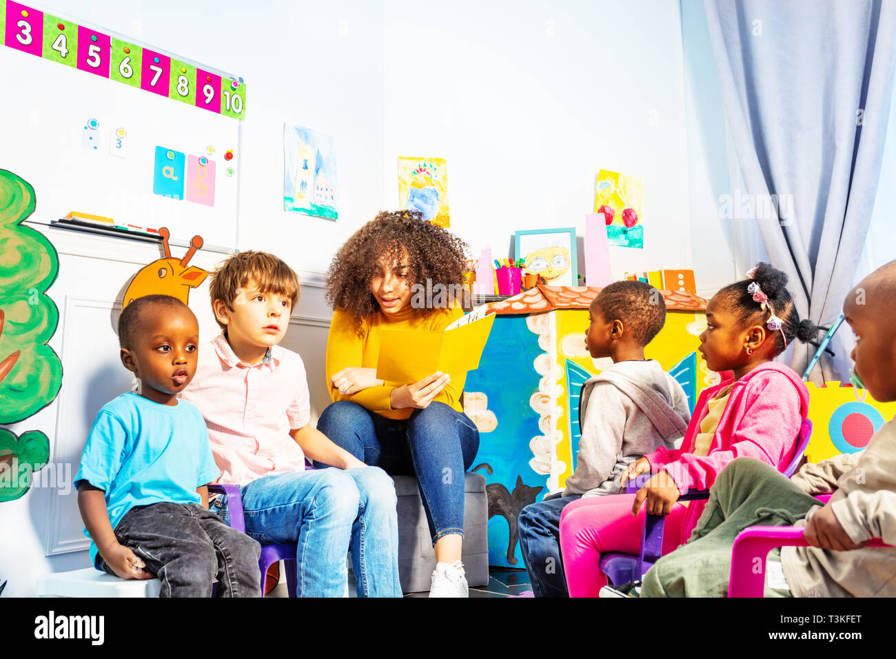 Kids story telling hi-res stock photography and images - Alamy