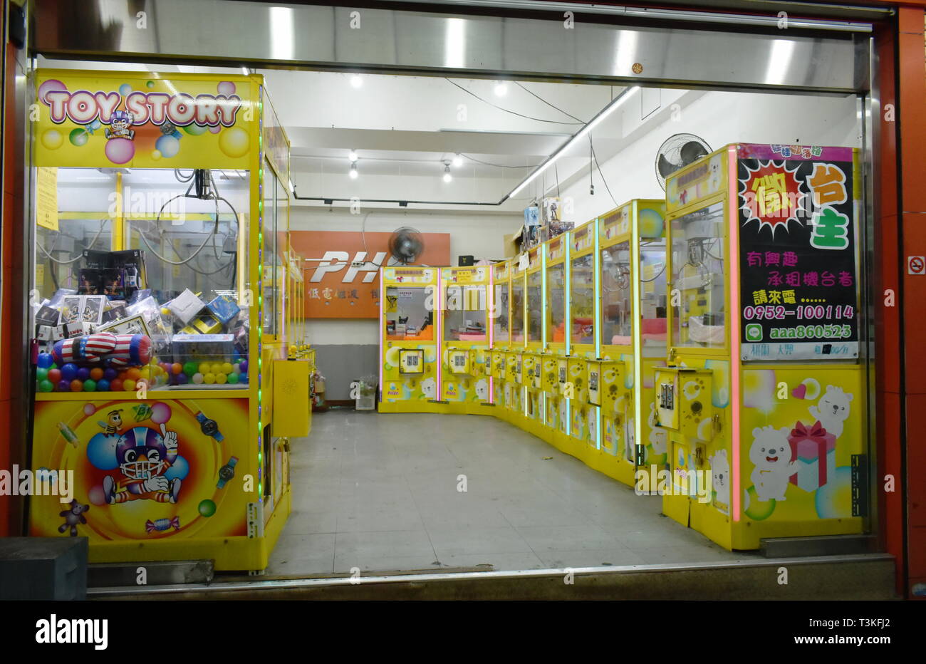 Claw crane games hi-res stock photography and images - Alamy