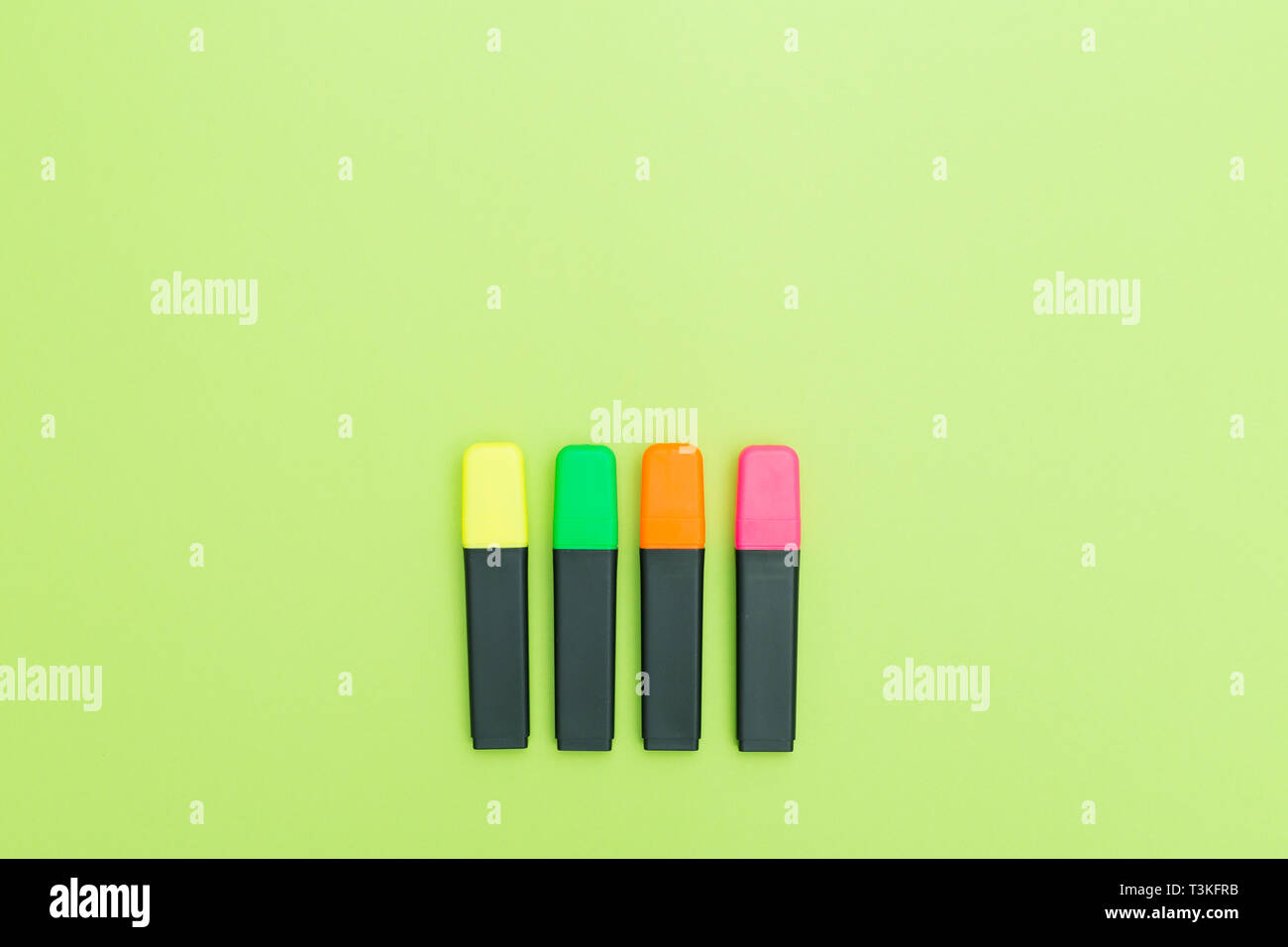 Colorful text markers on greenbackground. Copy space Stock Photo - Alamy