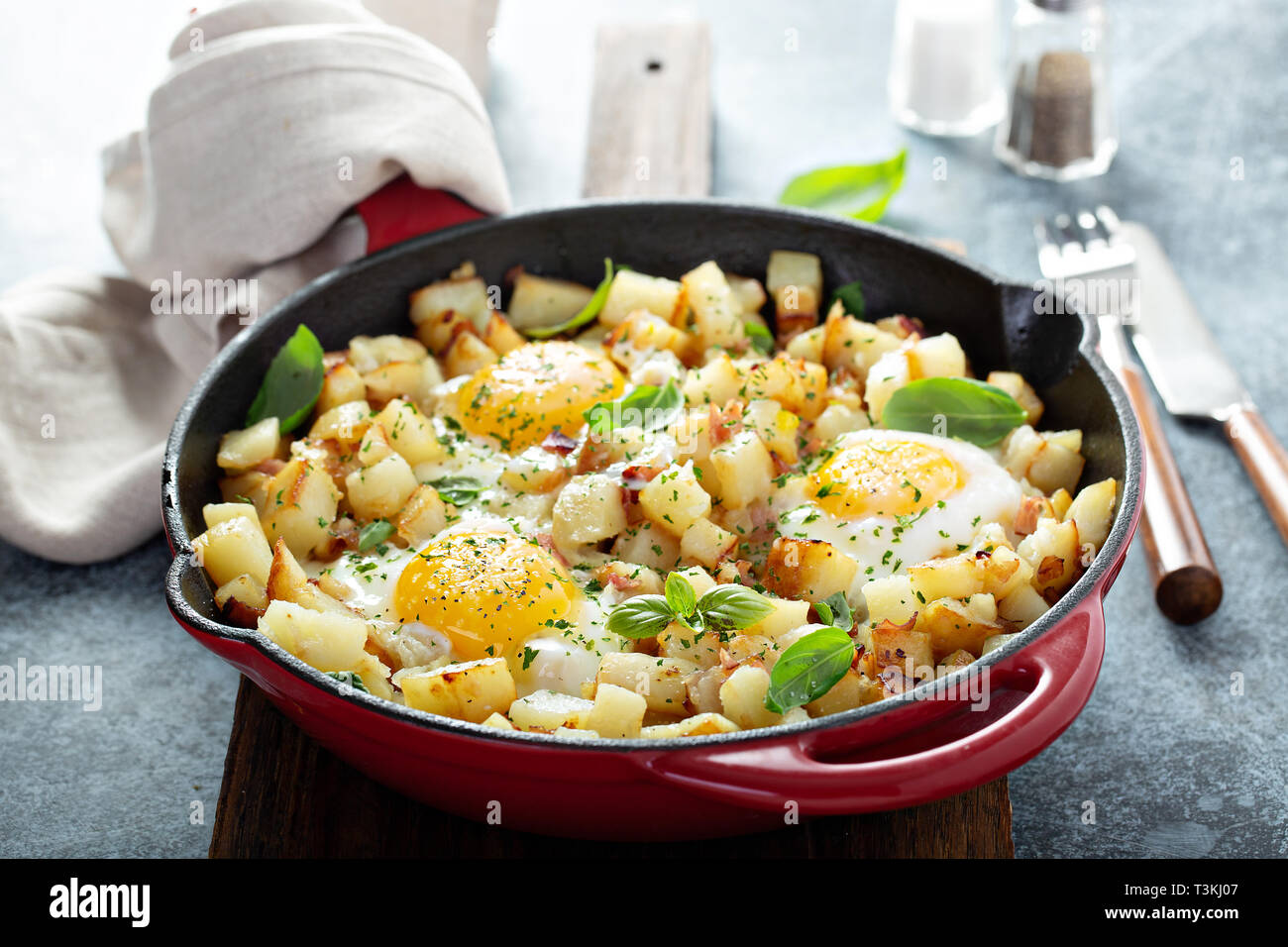 Potato hash with ham and eggs Stock Photo - Alamy