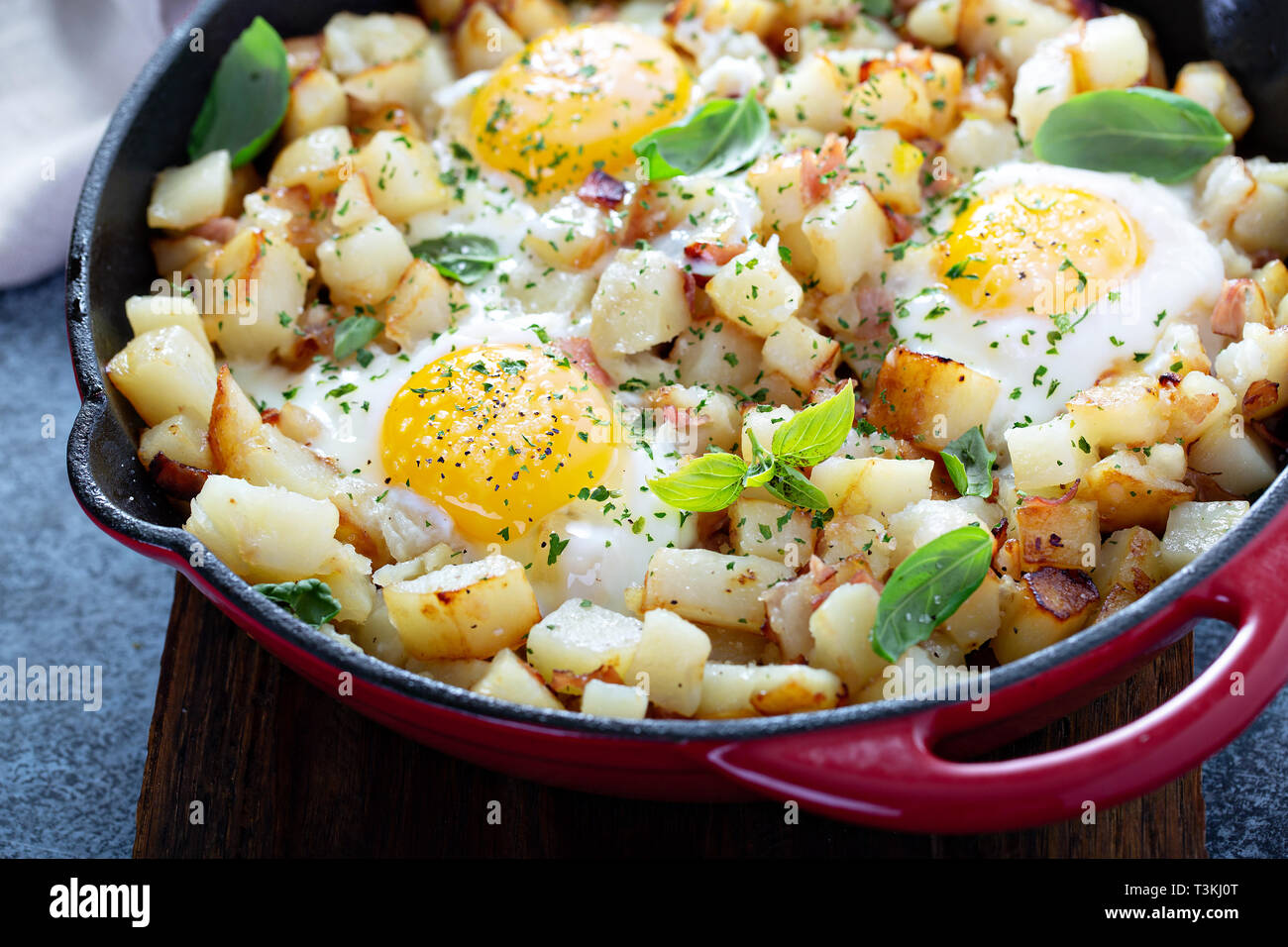 Potato hash with ham and eggs Stock Photo - Alamy