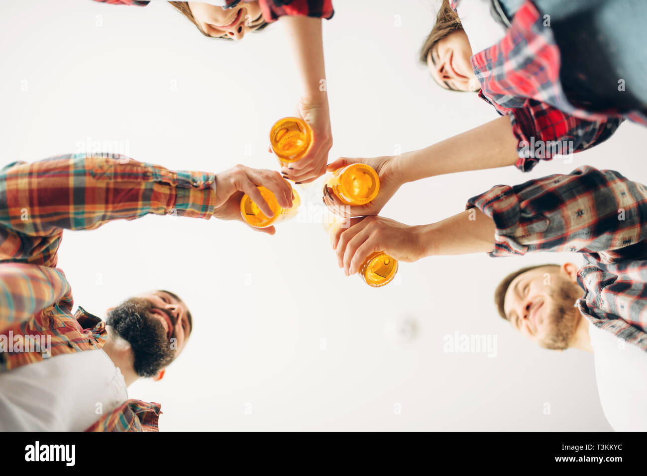 Friends couple drink beer clink hi-res stock photography and images - Alamy
