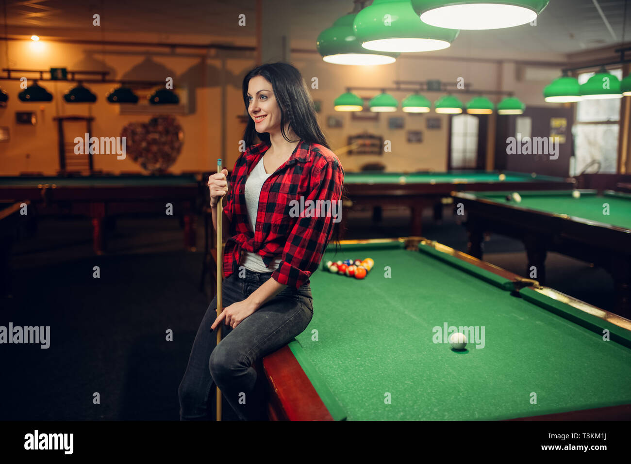 Female pool player hi-res stock photography and images - Alamy