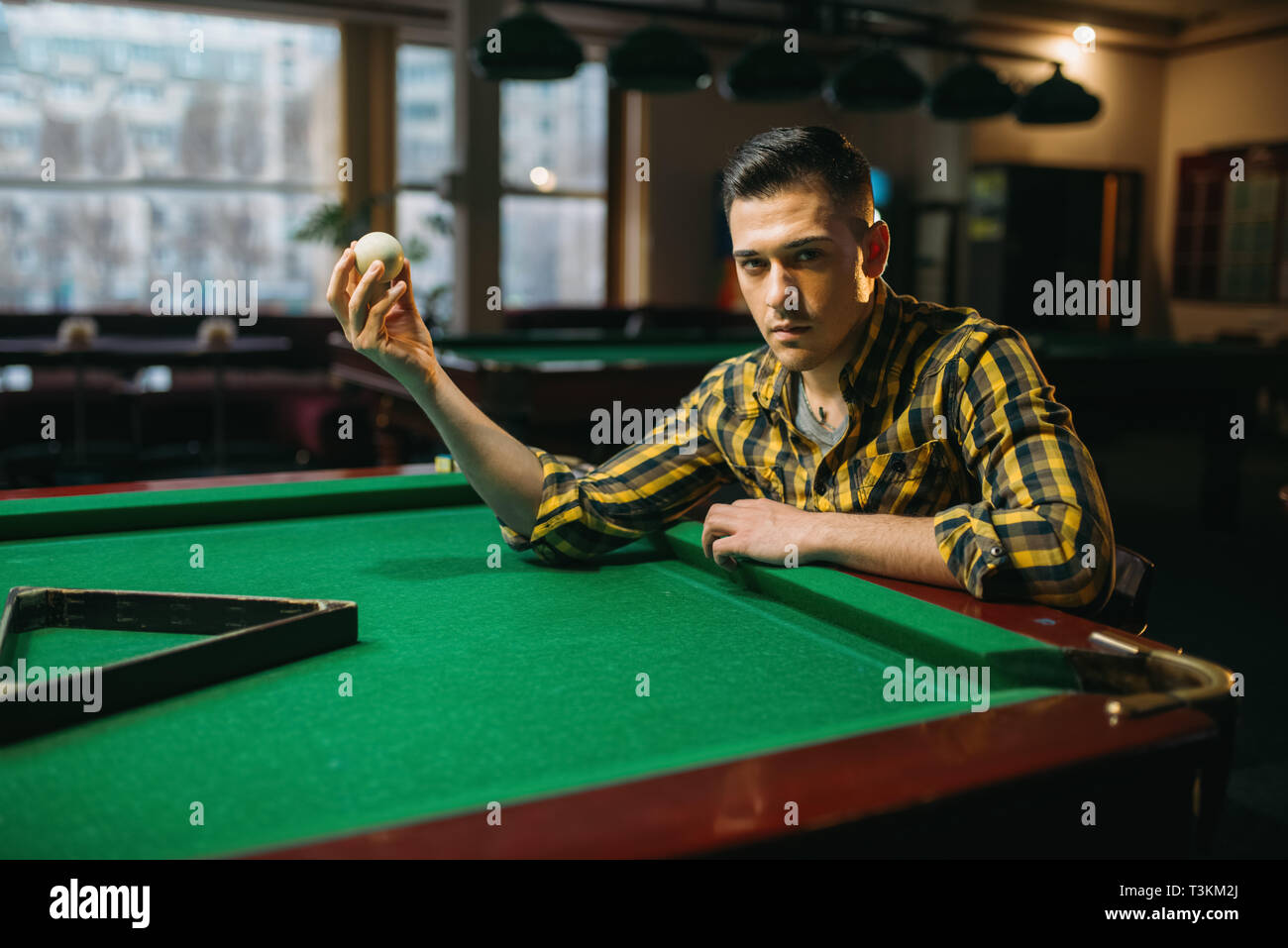 Ball snooker player hi-res stock photography and images - Alamy