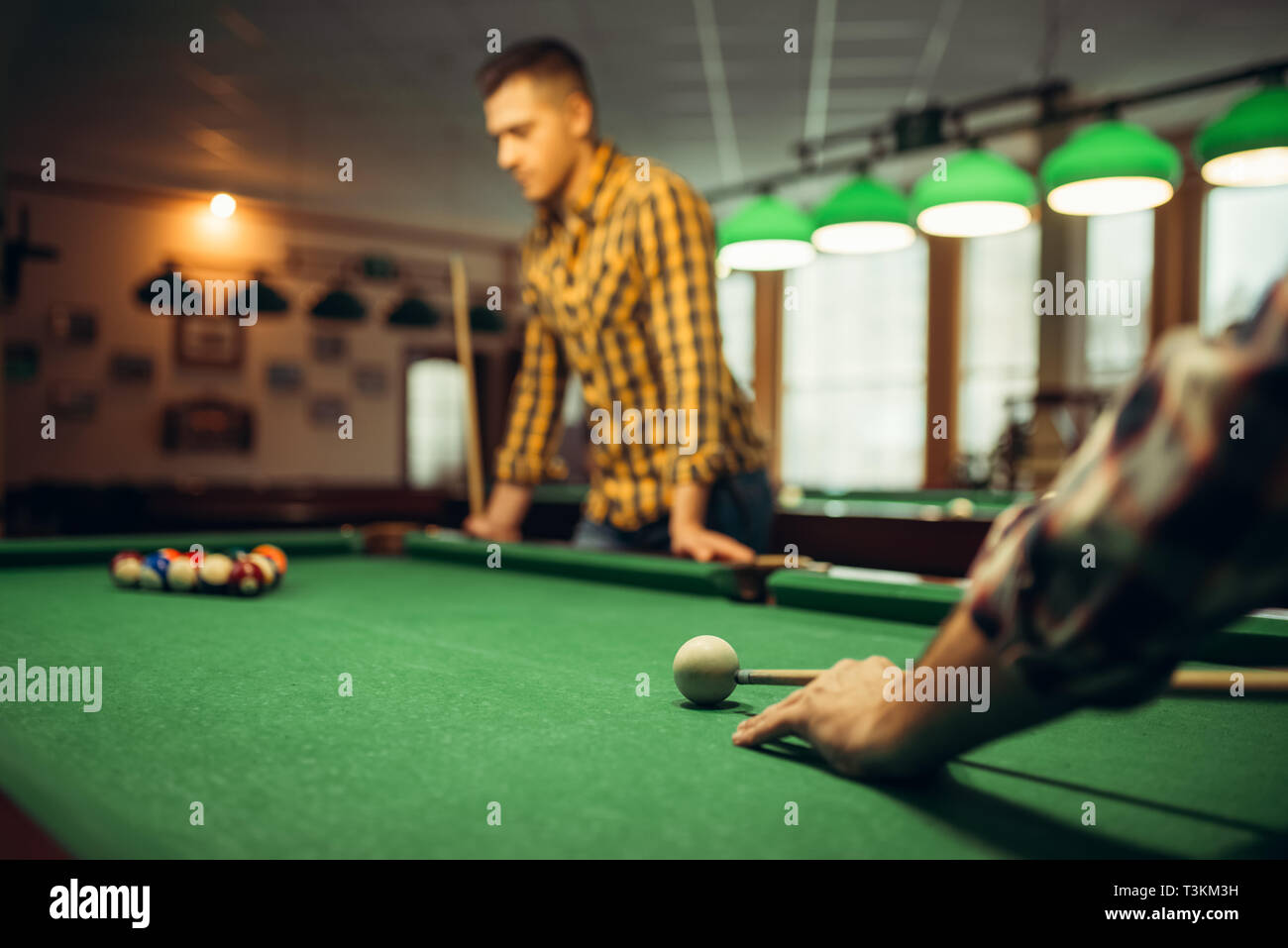 Two snooker players hi-res stock photography and images - Alamy