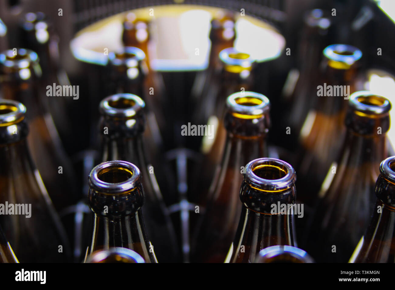 Empty beer bottles crate hi-res stock photography and images - Alamy
