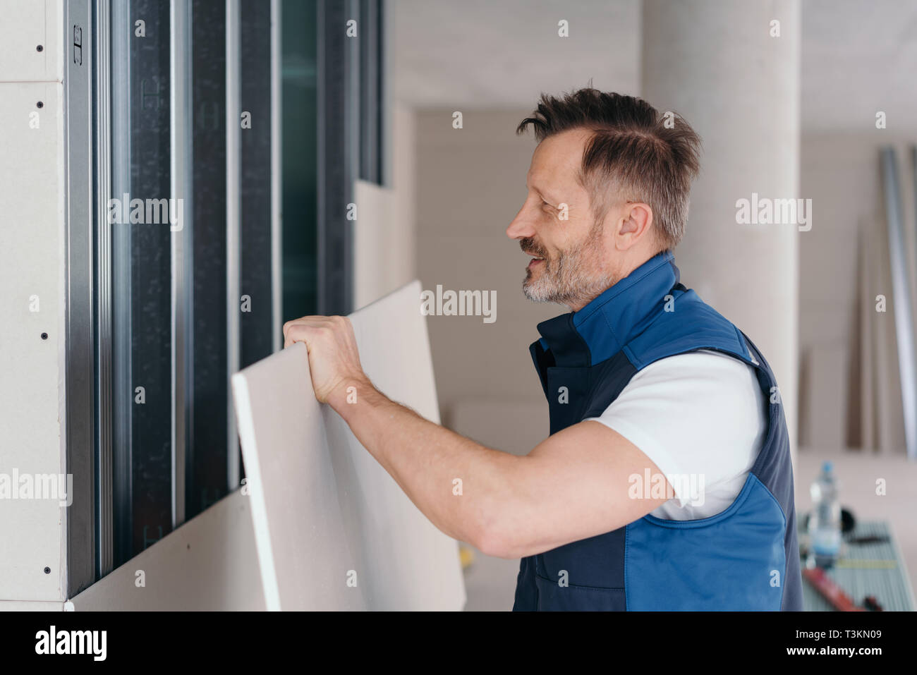 Man installing drywall hi-res stock photography and images - Alamy