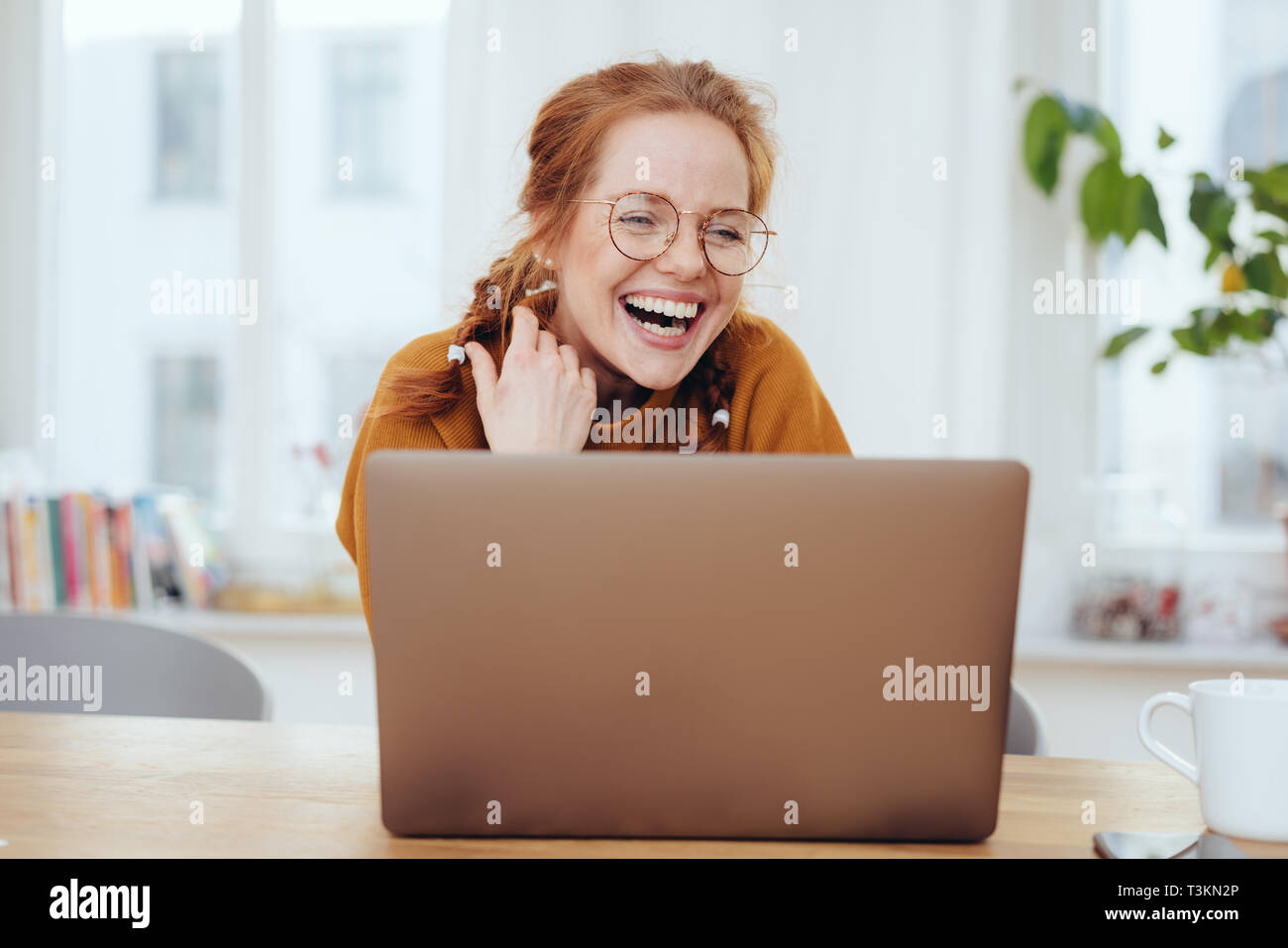 Side glancing hi-res stock photography and images - Alamy