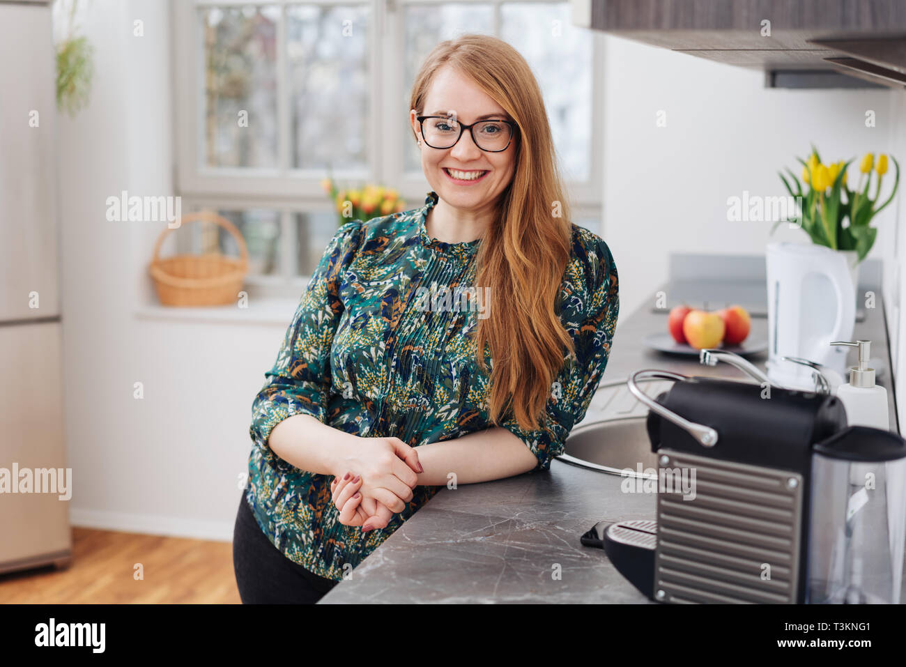 Woman leaning on counter hi-res stock photography and images - Alamy