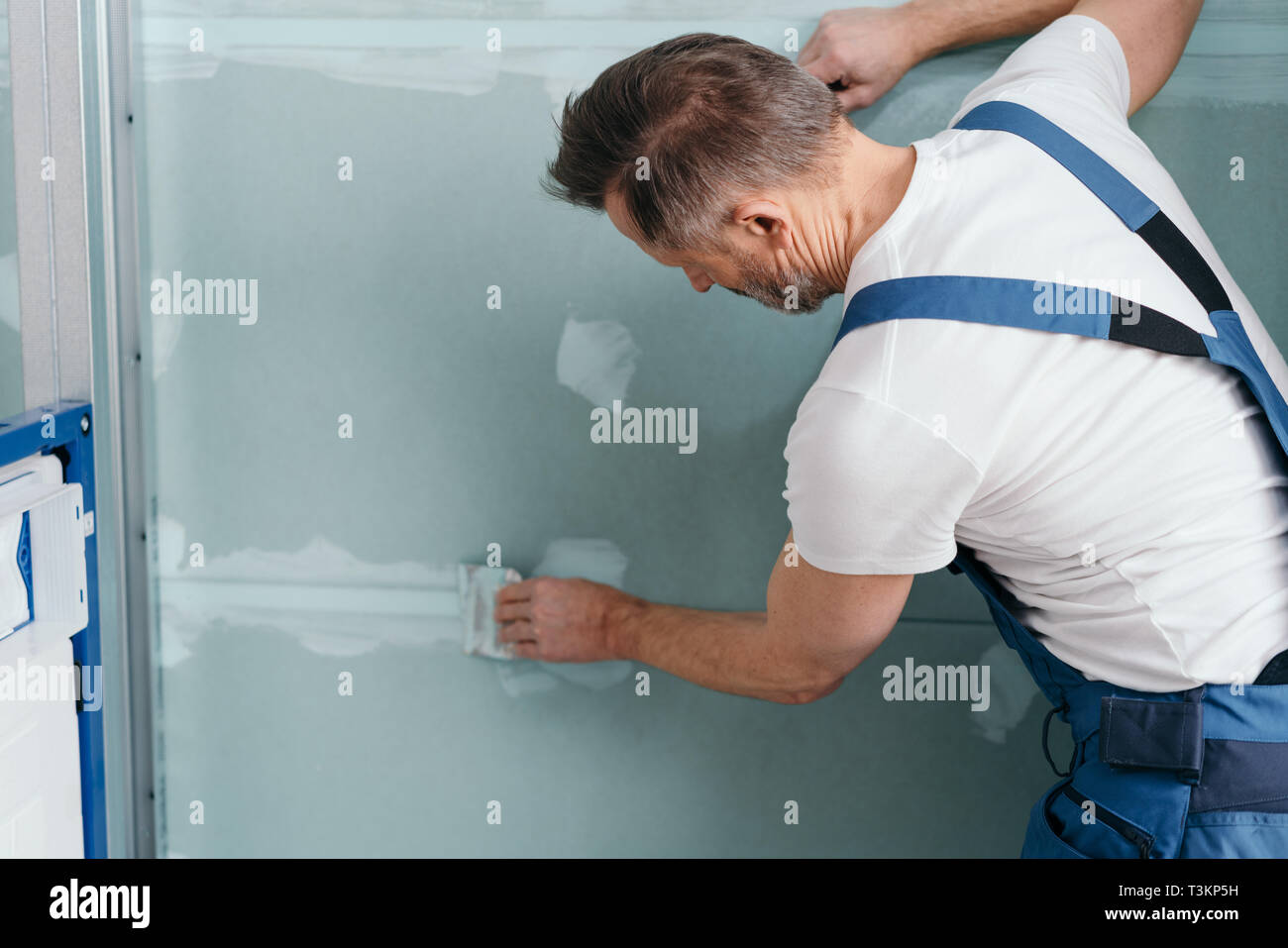 Applying putty plaster hi-res stock photography and images - Alamy
